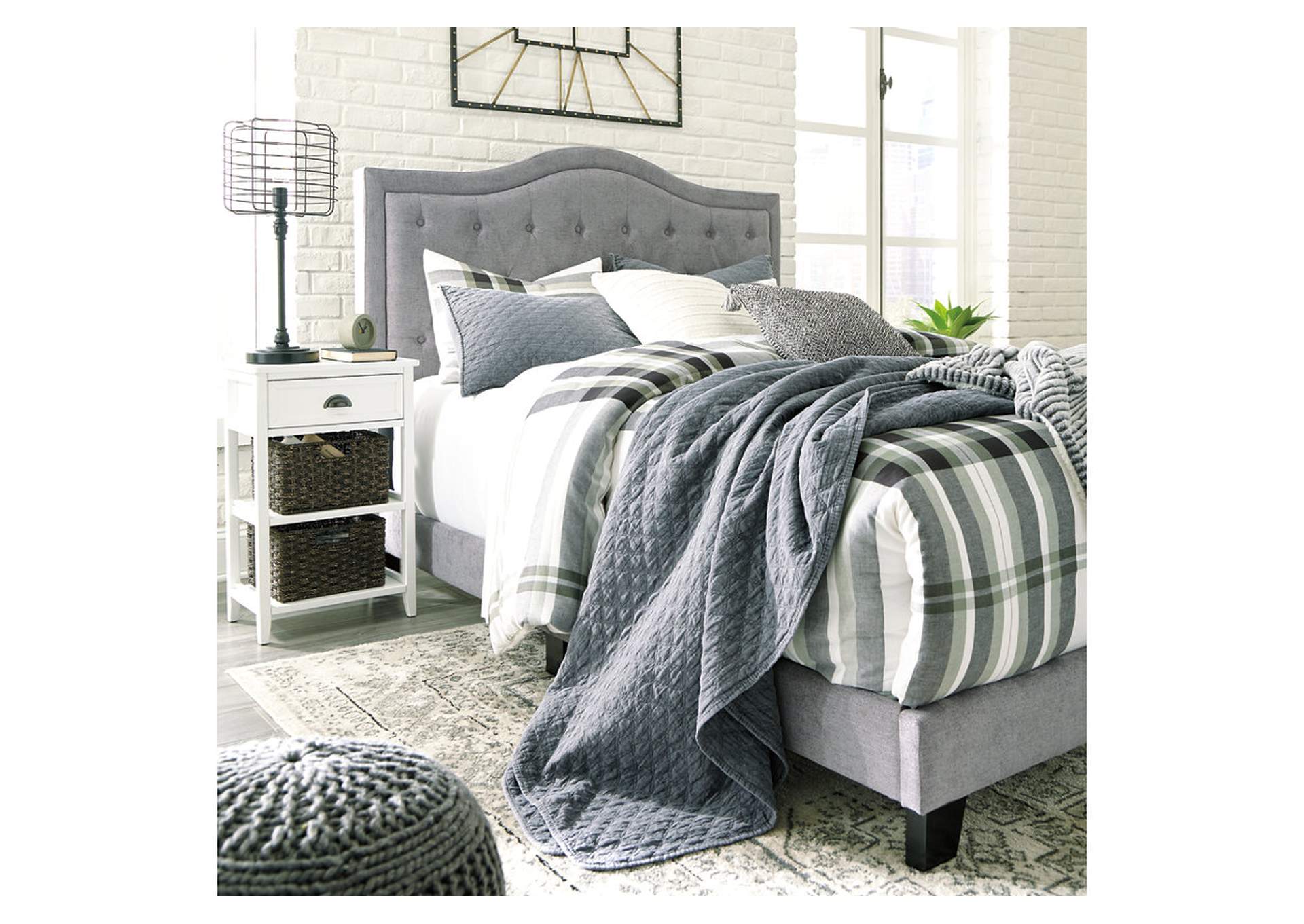 Jerary Queen Upholstered Bed